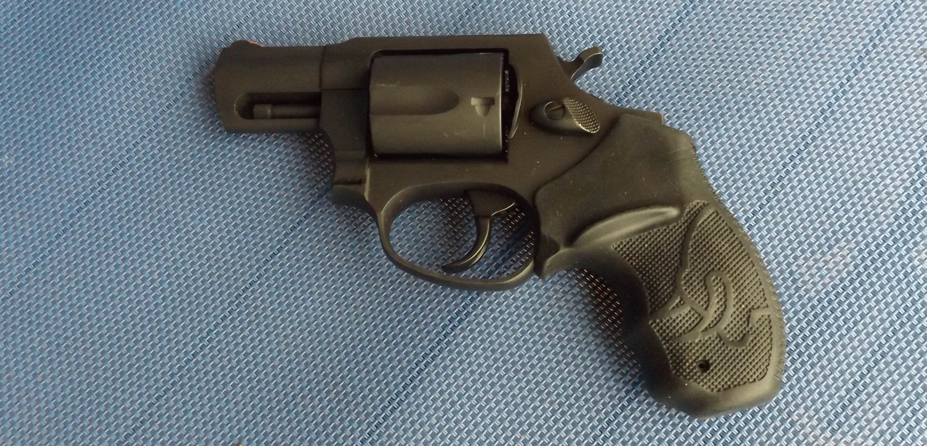 Review: Taurus Model 85Taurus snub-nosed revolver that holds 5 rounds.